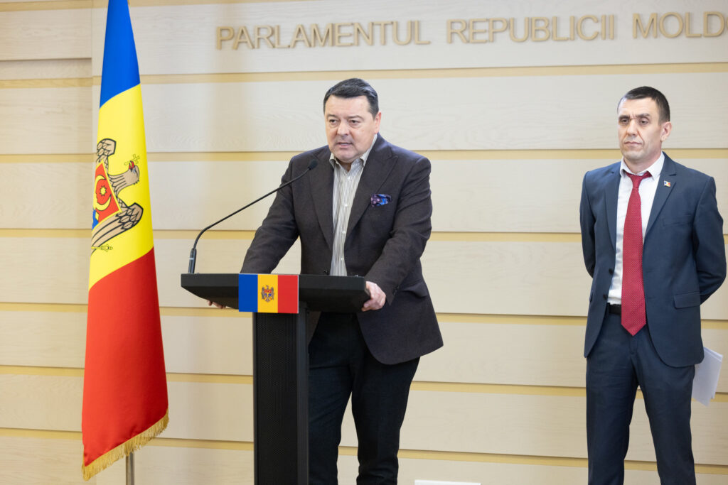 Briefing de presă susținut de către deputații Constantin Starîș și ...